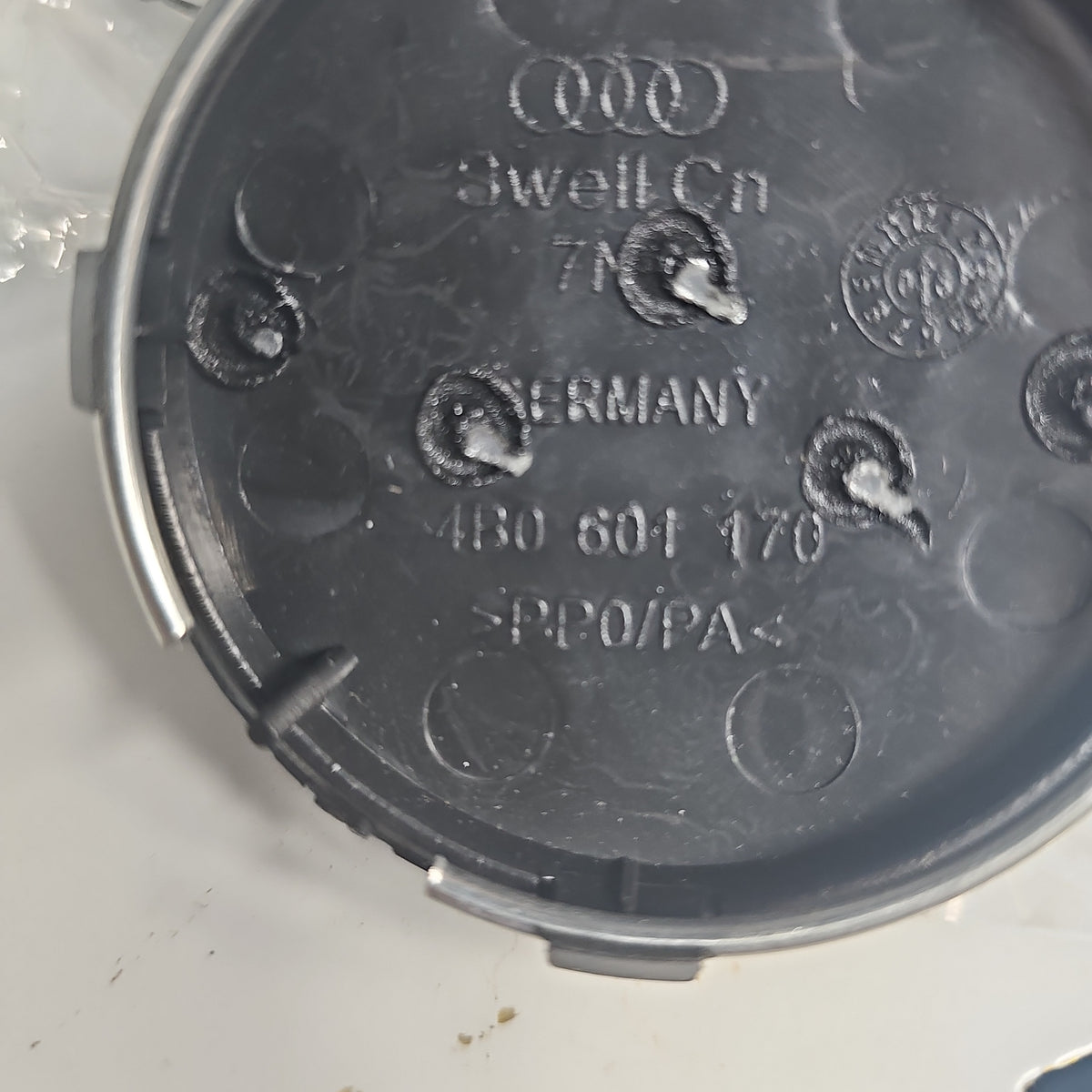 AUDI CENTER CAP BLACK 4B0601170 – ApexSpares
