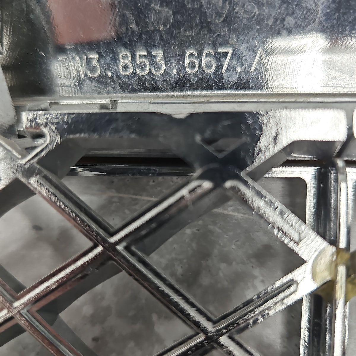 BENTLEY CONTINENTAL FRONT CENTRE GRILL COMPLETE 3W3853667A – ApexSpares